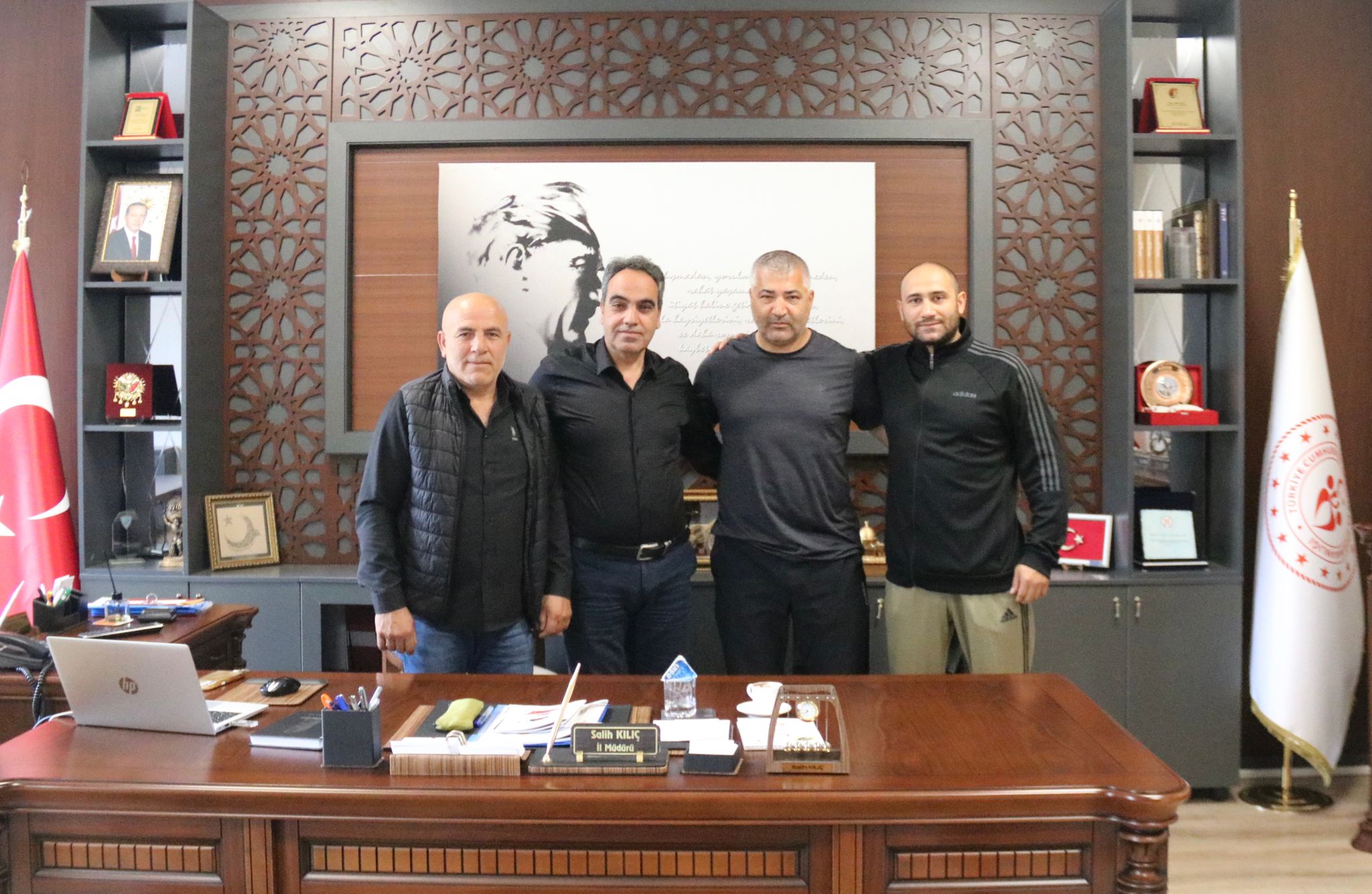 BOKS ANTRENÖRLERİNDEN MÜDÜR KILIÇA ZİYARET | Yalova Haberci Gazetesi